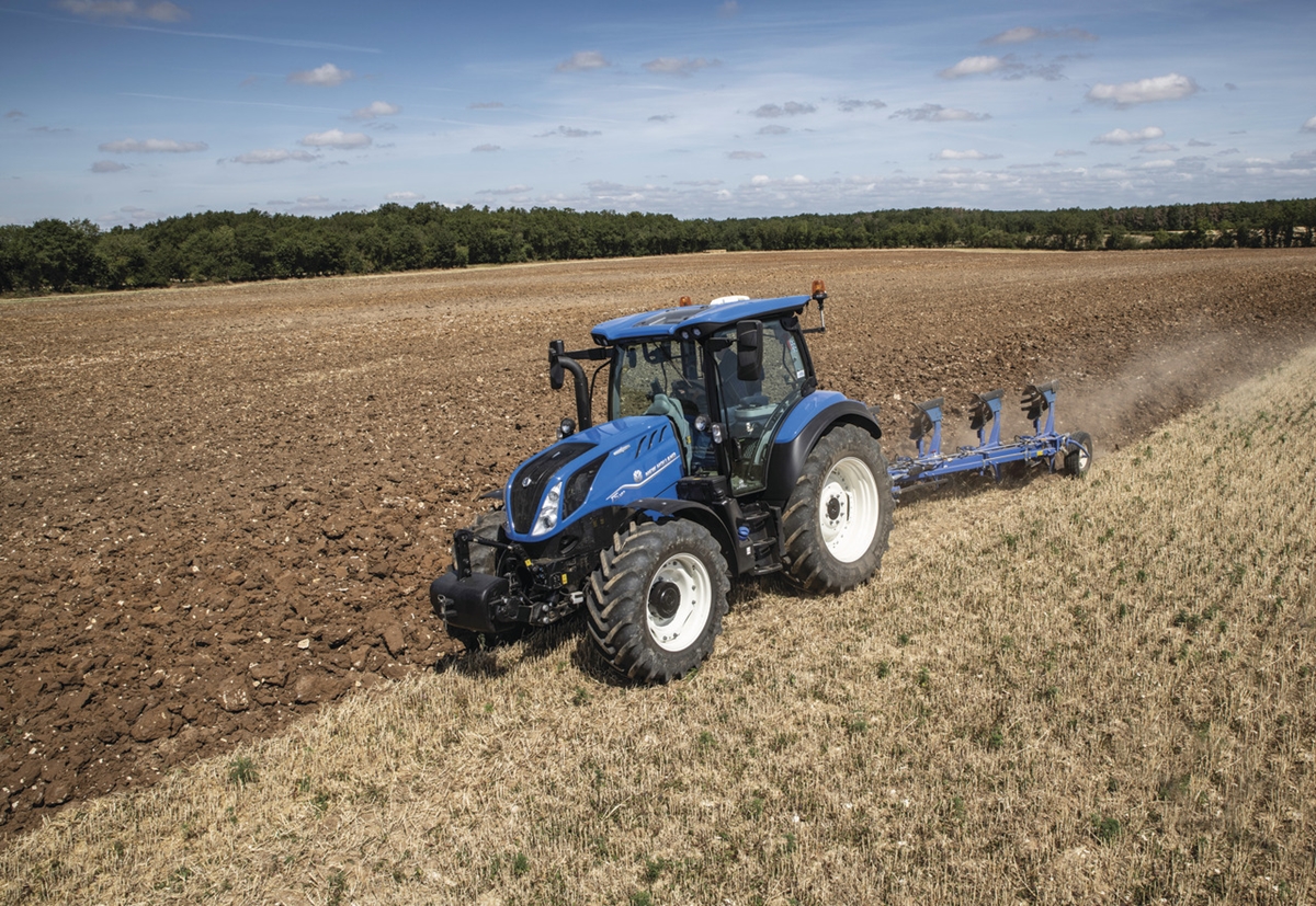 P&L - Traktor New Holland T5 Auto Command a Dynamic Command